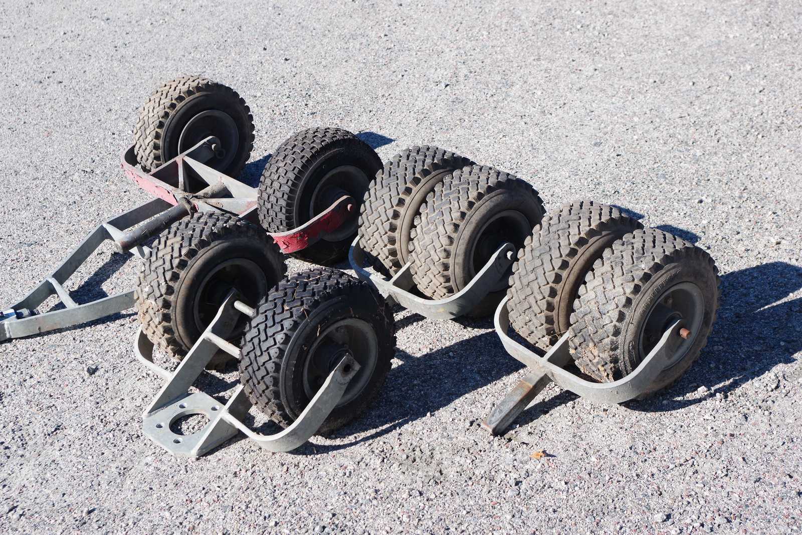 Parti HJUL med axlar. D:31cm hjul | Auktion.se